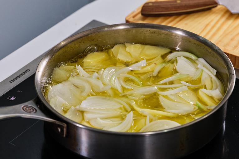 Una gran tortilla de patata... con cebolla o sin ella