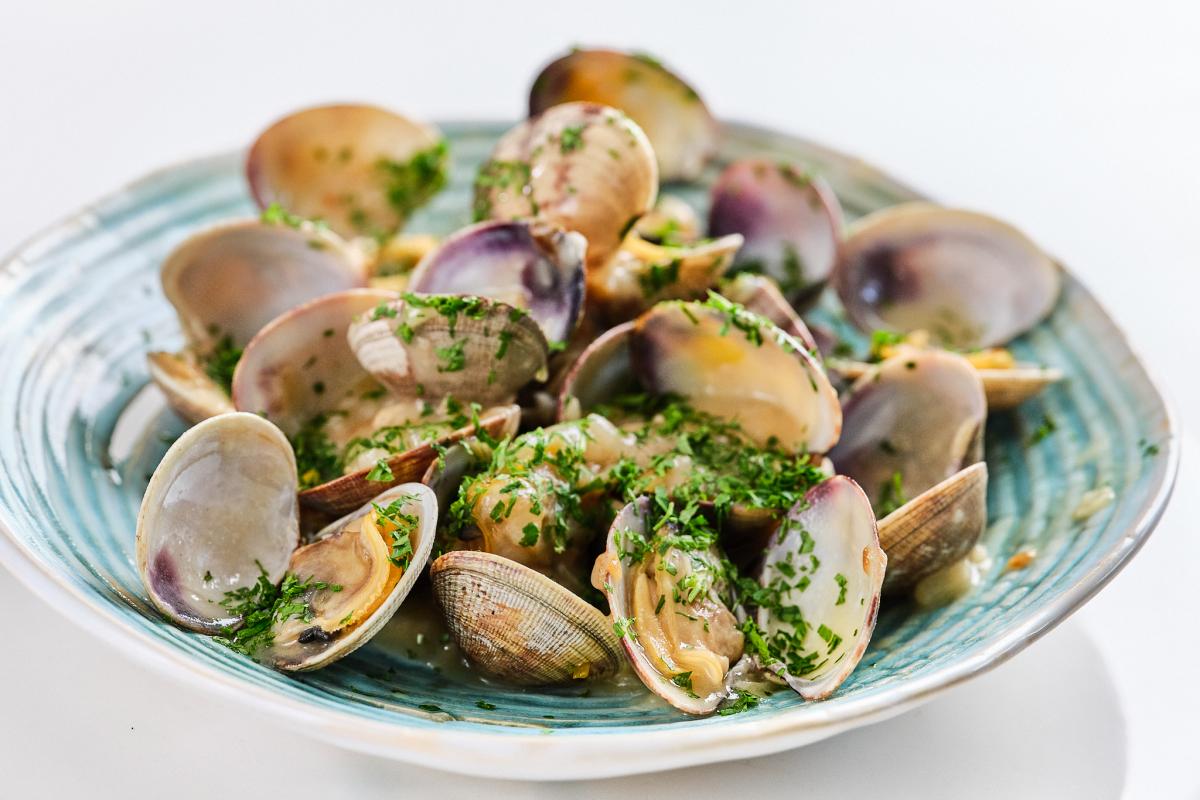Almejas a la marinera, un aperitivo con sabor a mar