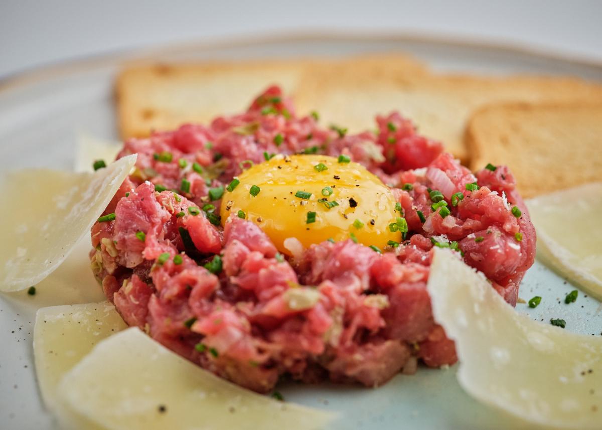 Steak tartar, un placer para los amantes de la carne cruda