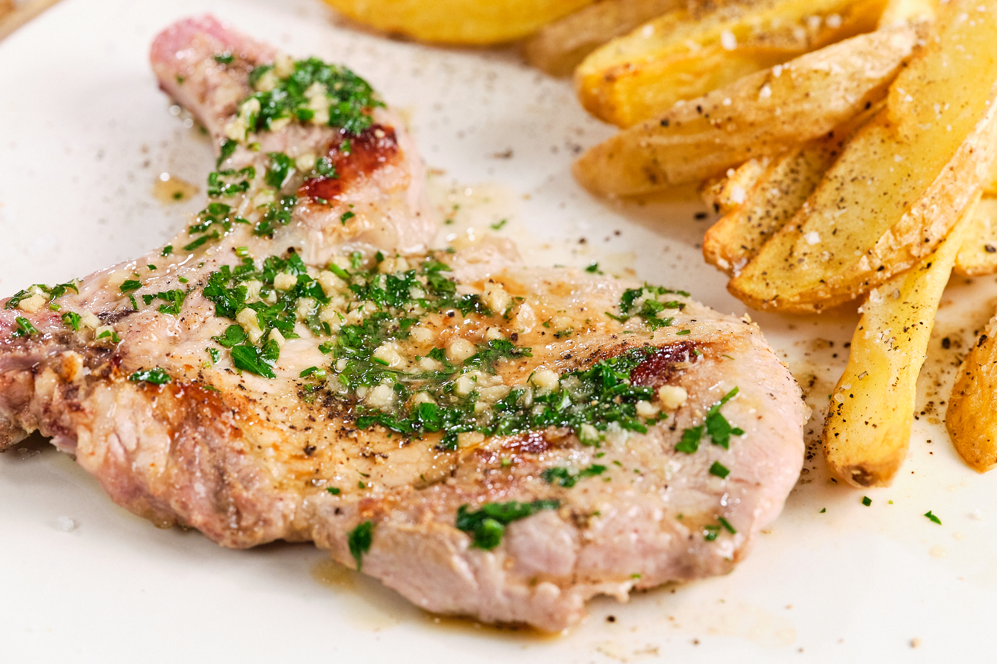 La chuleta de cerdo con patatas fritas, un platazo irresistible