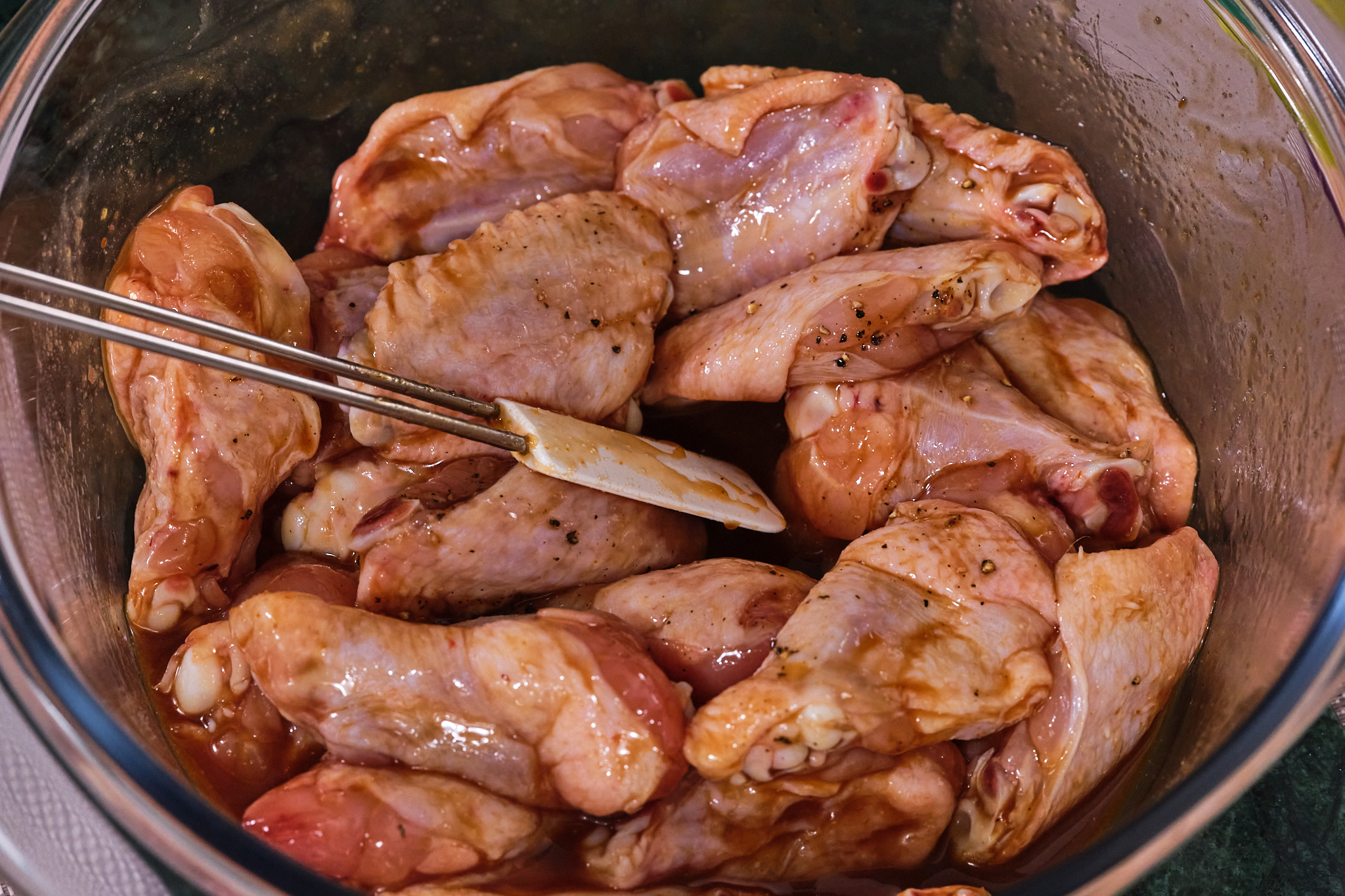 Unas alitas de pollo al horno con patatas gajo para una cena perfecta